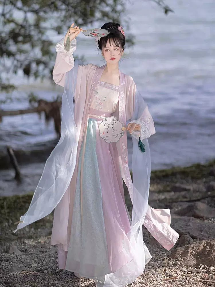 Traditional Chinese Fashion In Song Dynasty Style Baofu 抱腹 Song